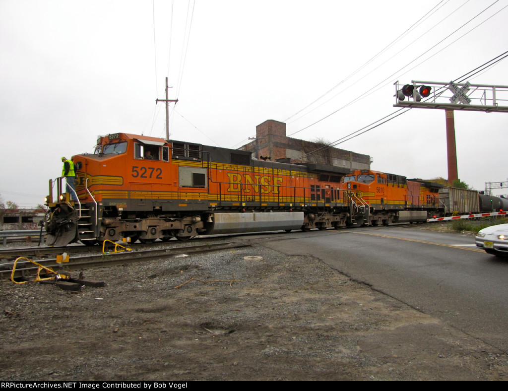 BNSF 5272 and 5610
